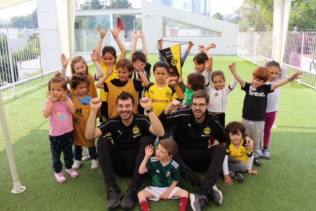 Ein Besuch, der begeistert: Die BVB Evonik Fuβballschule beehrt uns an ...